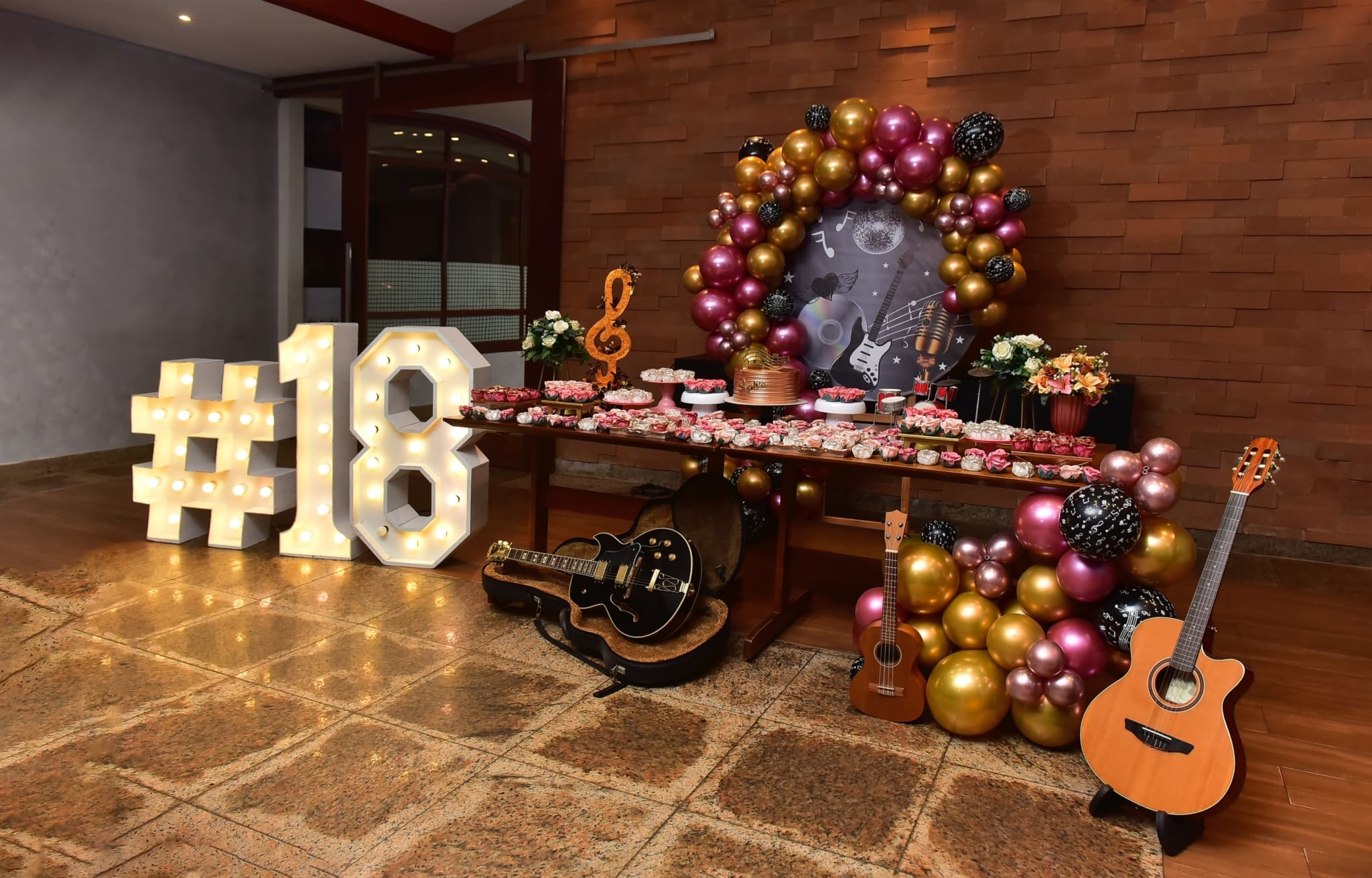 Pomysły na zabawy i atrakcje na 18. urodziny - zorganizuj niezapomnianą osiemnastkę!