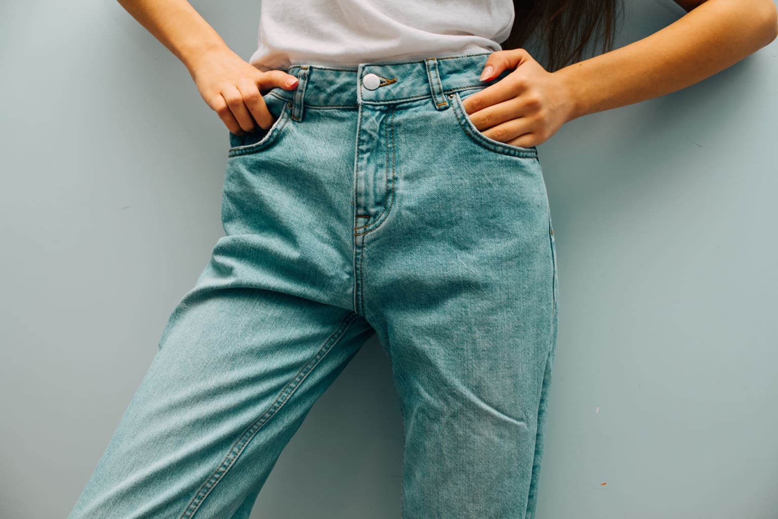 Moda lat 90: trendy, stylizacje i jak je nosić dziś